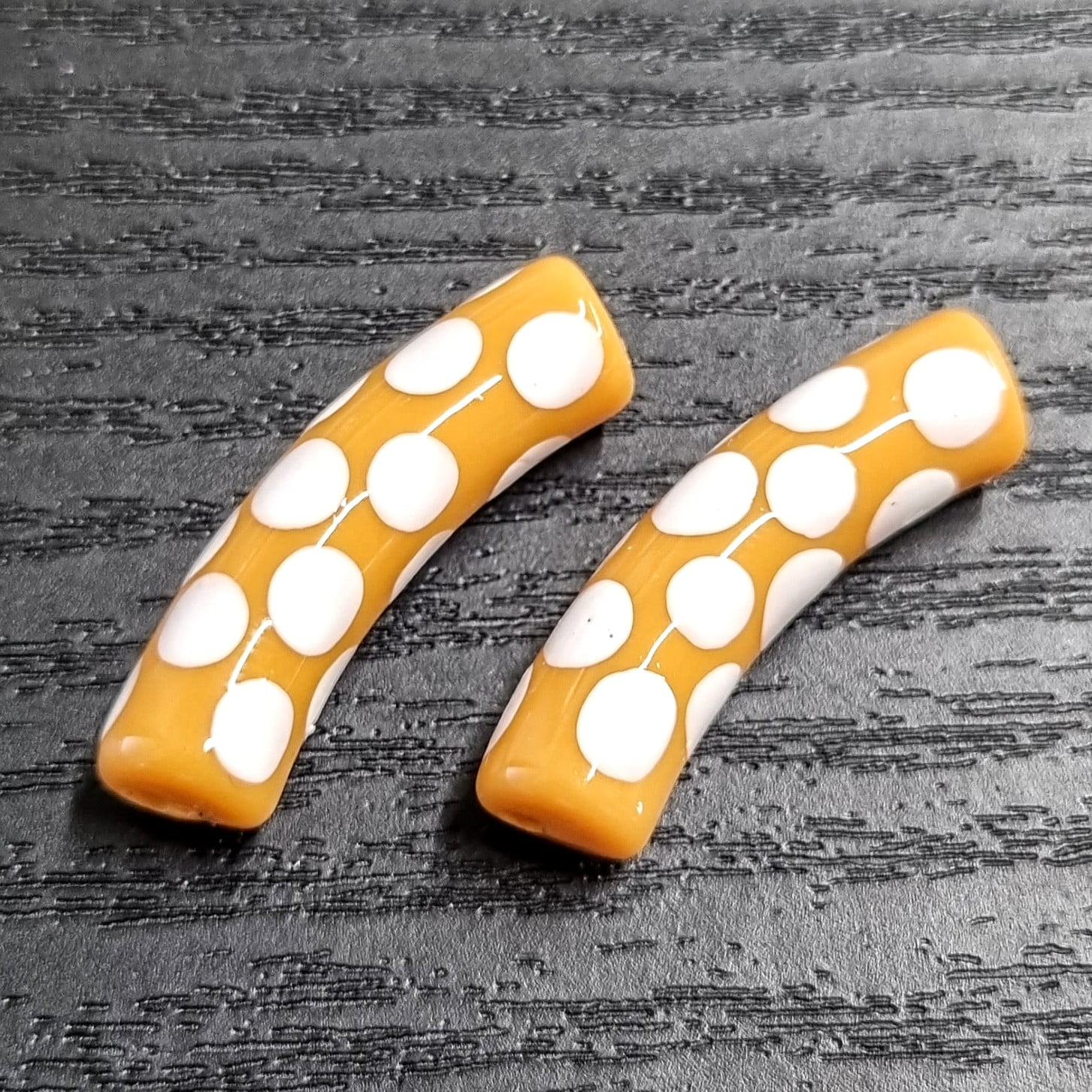 CONTA PLASTICA PINTA ESMALTADA P 31,8MM X 9,3MM - C/2 - BIJUNIOR.COM.BR