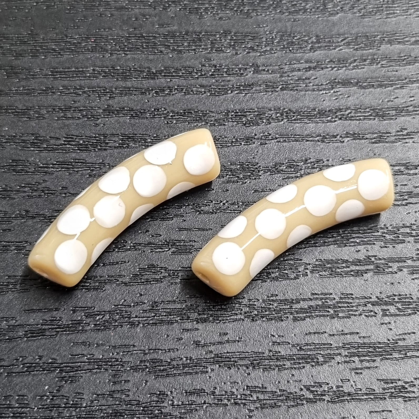 CONTA PLASTICA PINTA ESMALTADA P 31,8MM X 9,3MM - C/2 - BIJUNIOR.COM.BR