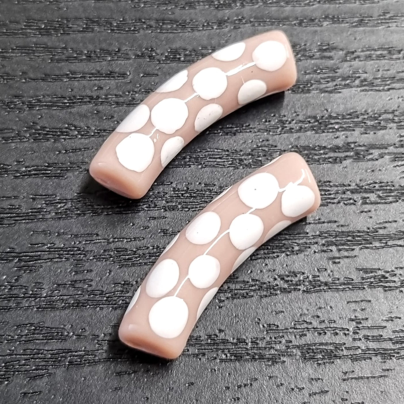 CONTA PLASTICA PINTA ESMALTADA P 31,8MM X 9,3MM - C/2 - BIJUNIOR.COM.BR